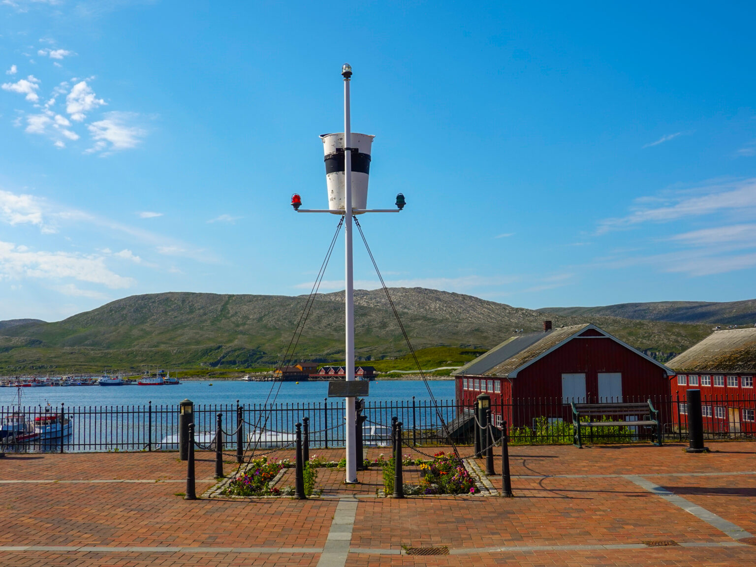 Mehamn – Norges nordligste og vakreste hurtigrutehavn – Med koffert og ...